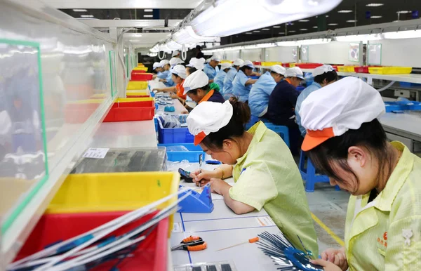 File Chinese Workers Produce Electronic Products Assembly Line Factory Huaying – Stock Editorial ...
