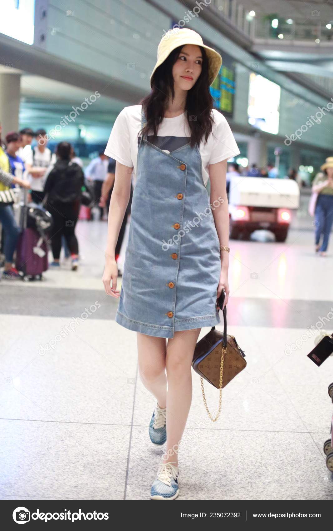 Chinese Model Sui Pictured Beijing Capital International Airport ...