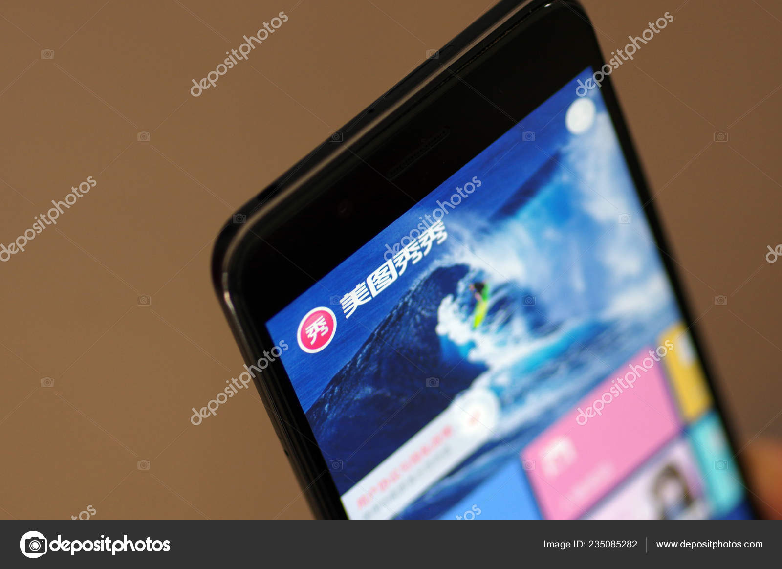 Chinese Mobile Phone User Uses Photo Editing Sharing App Meitu — Stock ...