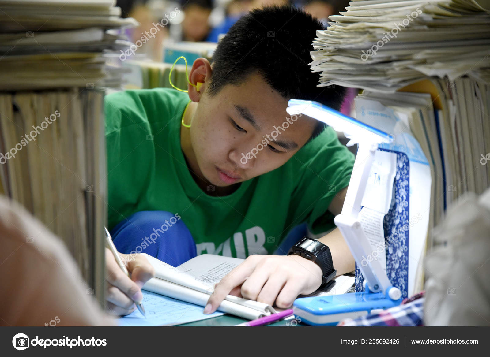 Joven Estudiante Chino Prepara Para Próximo Examen Nacional Ingreso ...