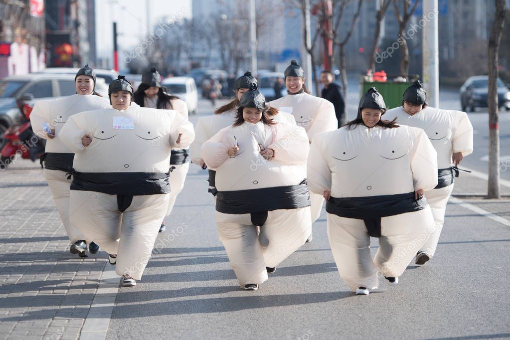 Mujeres chinas vestidas con trajes inflables de sumo luchador ...