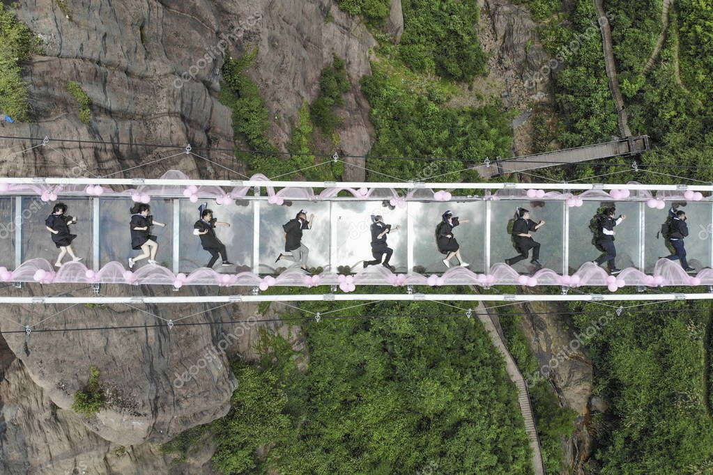 Los graduados de la ciudad de Changsha posan para fotos de graduación ...