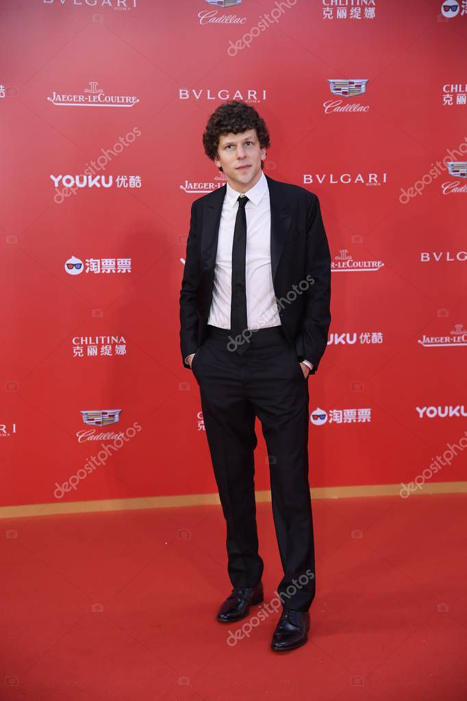 El actor estadounidense Jesse Eisenberg llega a la alfombra roja para ...
