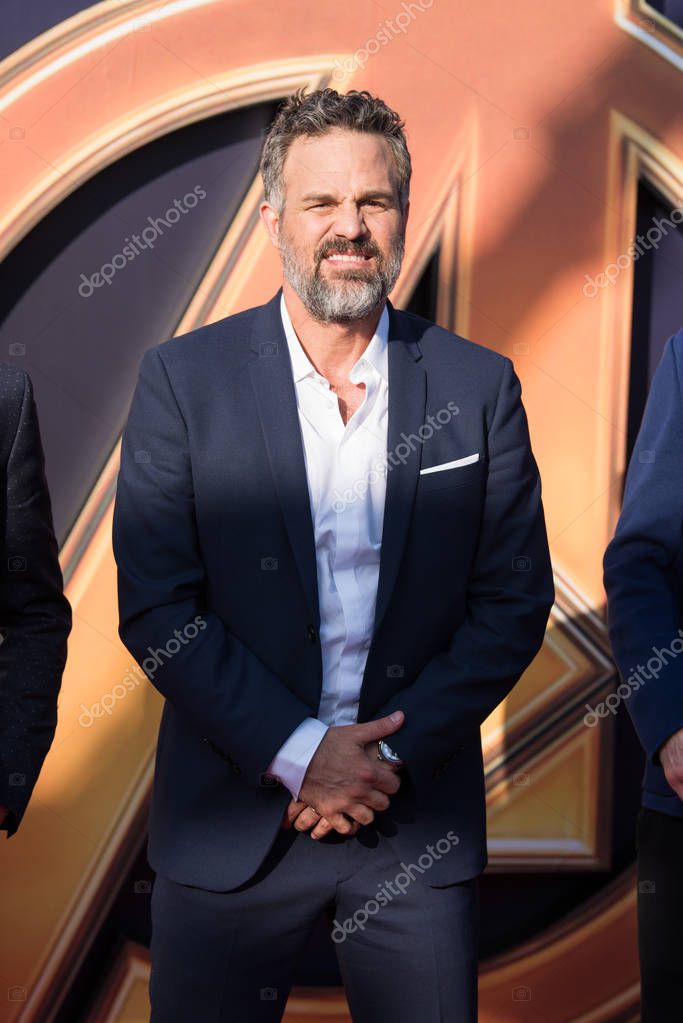 El actor y cineasta estadounidense Mark Ruffalo posa mientras llega a la alfombra roja de un ...