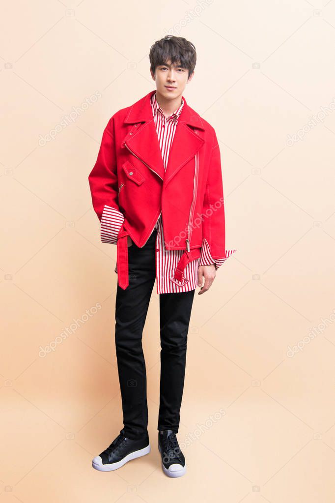 El actor chino Kenny Lin o Lin Gengxin posa para fotos de retratos ...