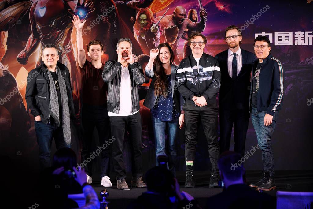 (Desde la segunda a la izquierda) El actor y bailarín inglés Tom ...