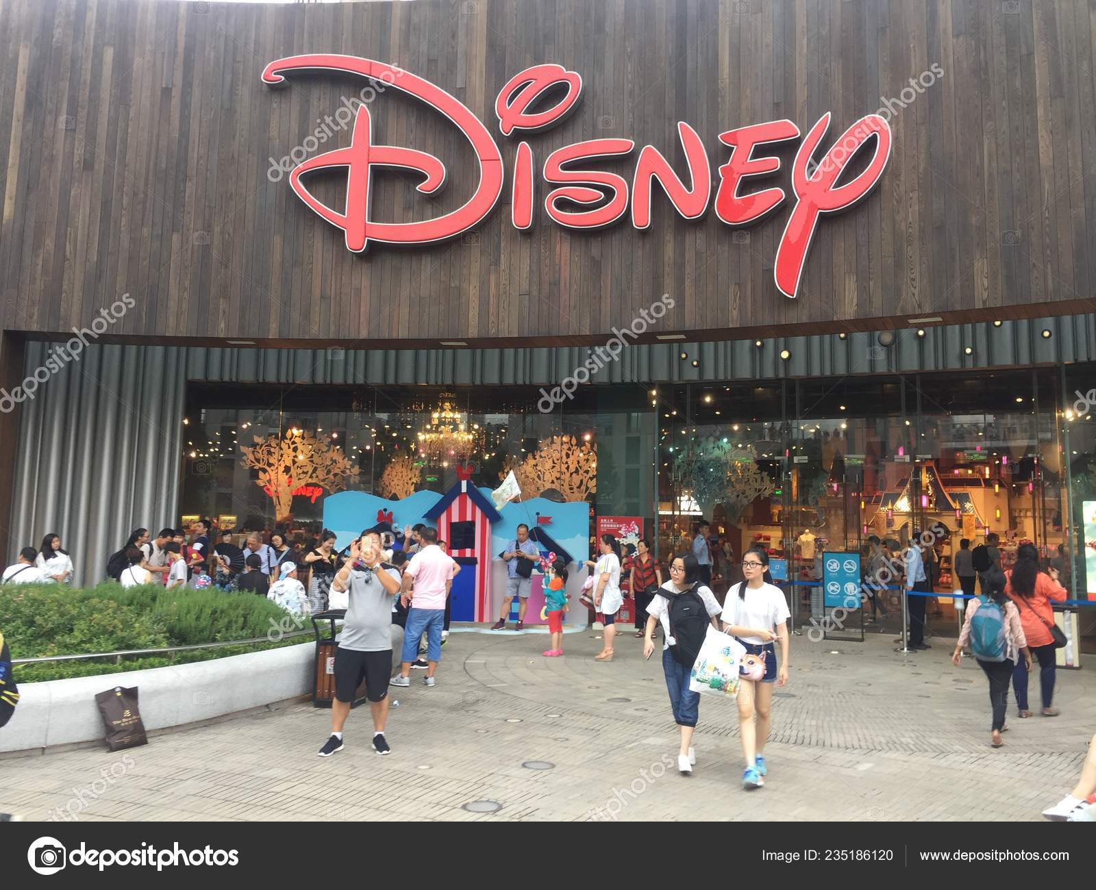 Customers Visit Flagship Store Disney Lujiazui Financial District ...
