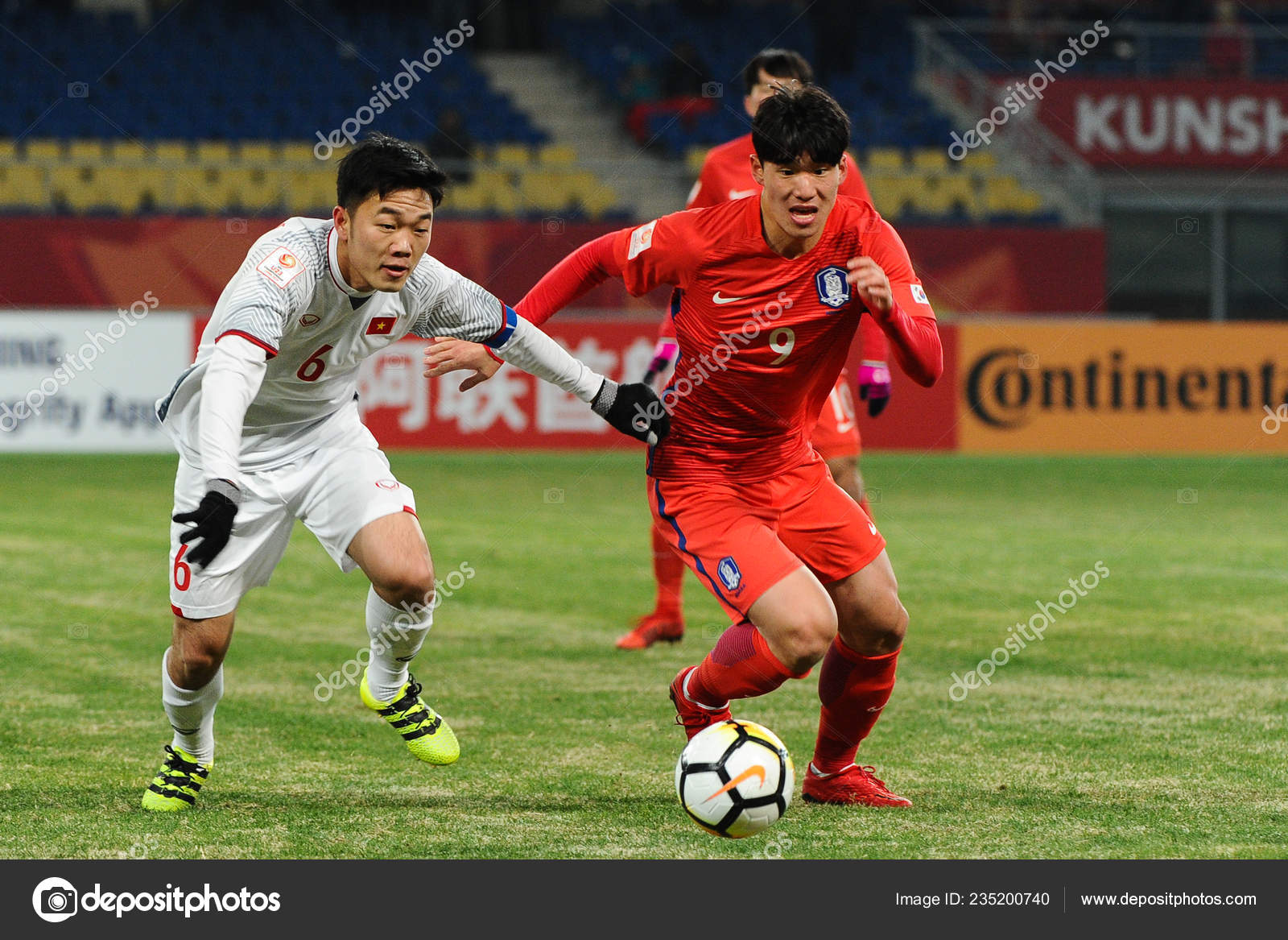 Lee Keun Right South Korea Kicks Ball Make Pass Luong – Stock Editorial Photo © ChinaImages ...