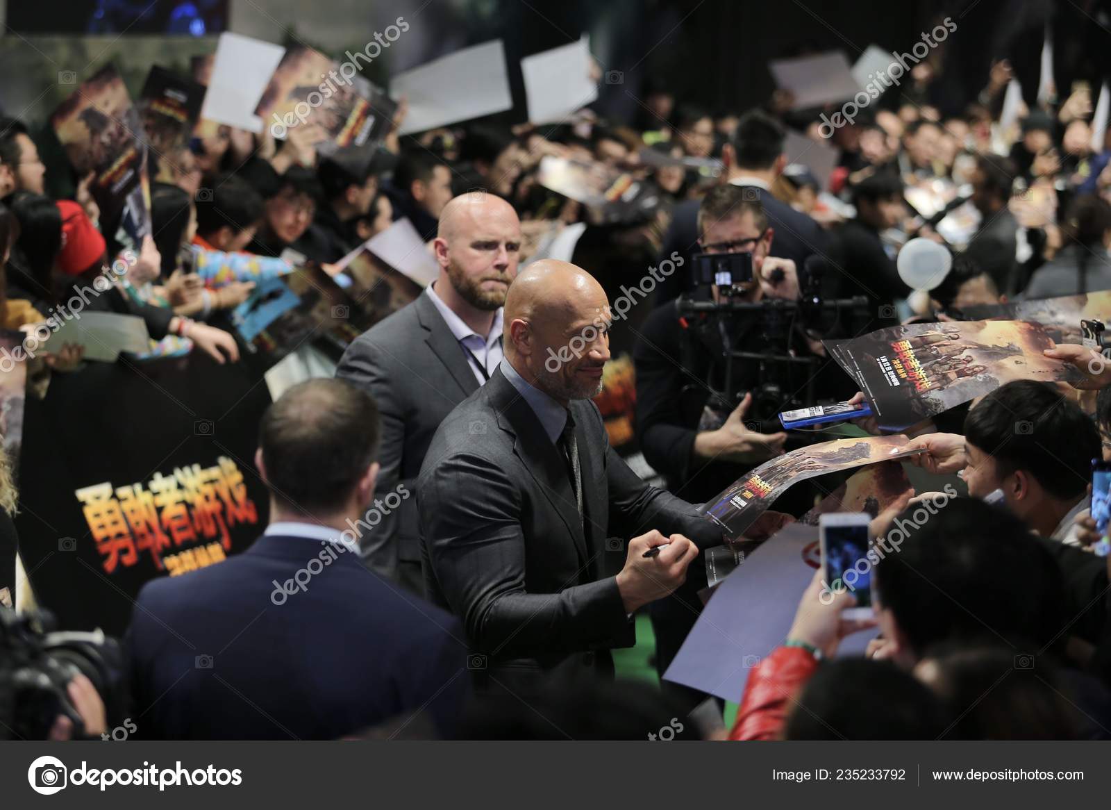 American Actor Dwayne Johnson Signs Autographors Fans Press Conference ...