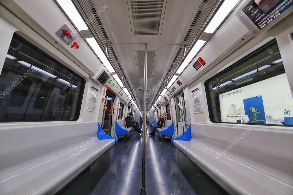 Vista interior de una estación de metro en la primera línea de metro ...
