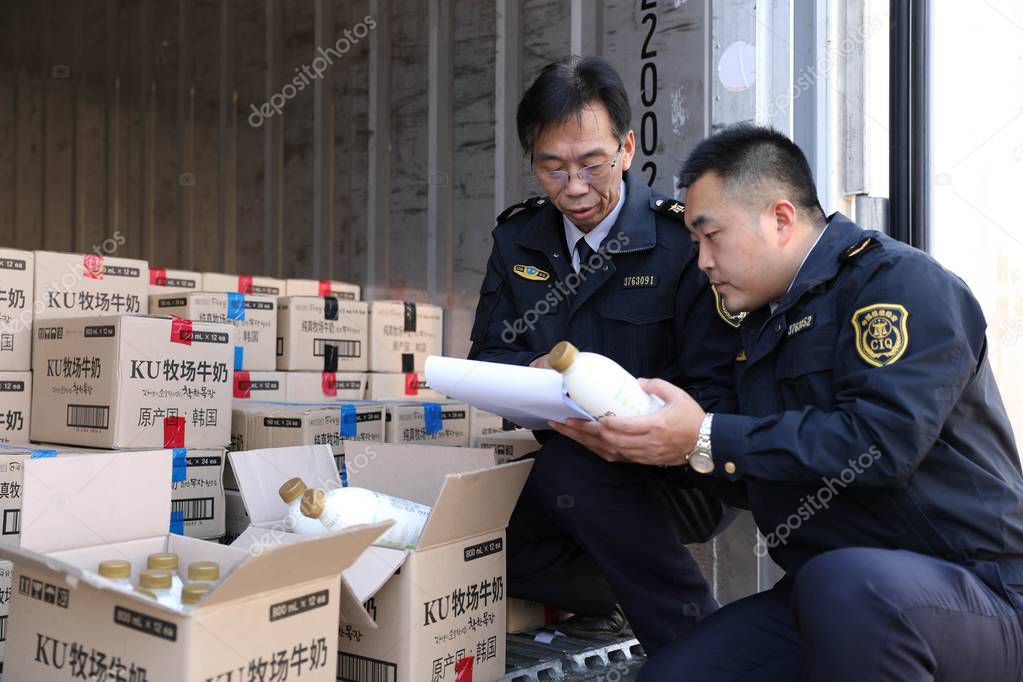 --Agentes policiales chinos verifican la calidad de la leche importada ...
