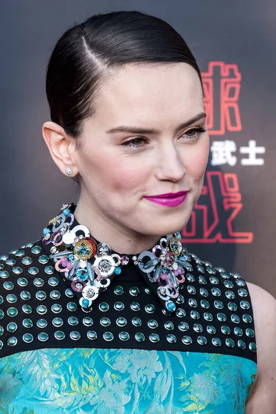 English Actress Singer Daisy Ridley Poses She Arrives Red Carpet ...