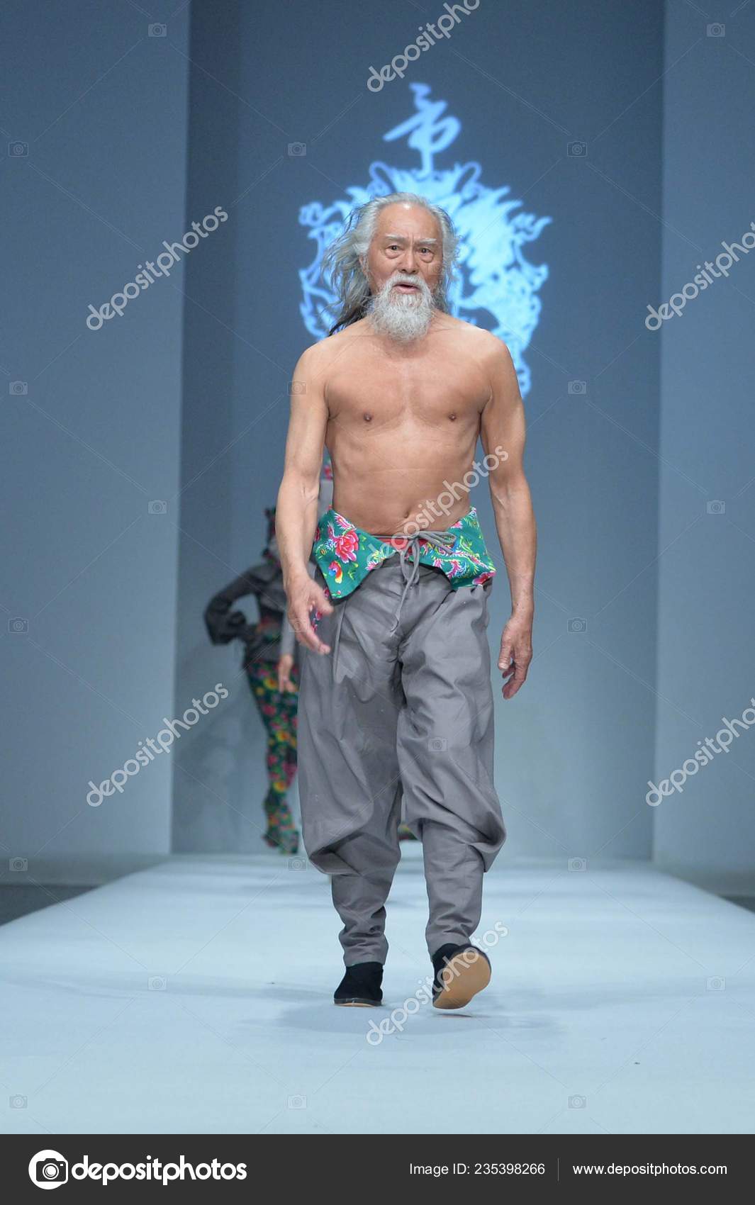 Year Old Chinese Actor Wang Deshun Displays New Creation Chinese — Stock Editorial Photo ...