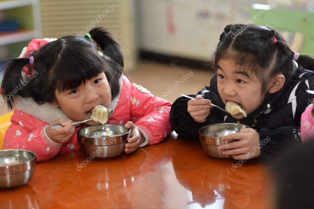 Los niños chinos comen albóndigas que hicieron con su maestro para ...