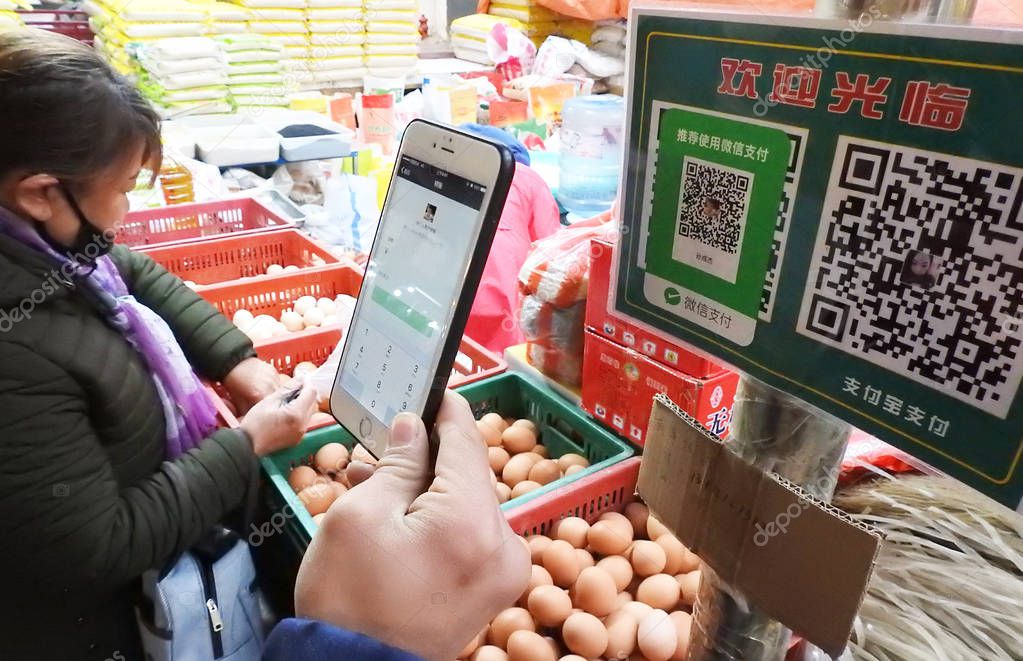 Un cliente escanea un código QR a través del servicio de pago móvil ...