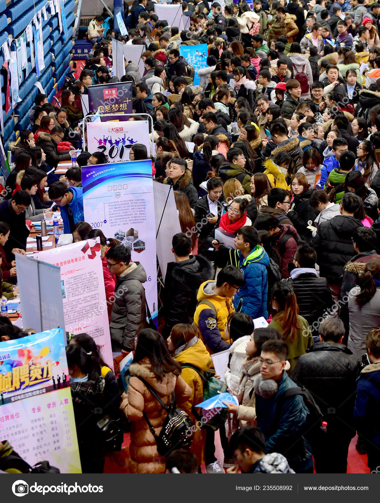 File Chinese Students Crowd Booths Seek Employments Job Fair ...