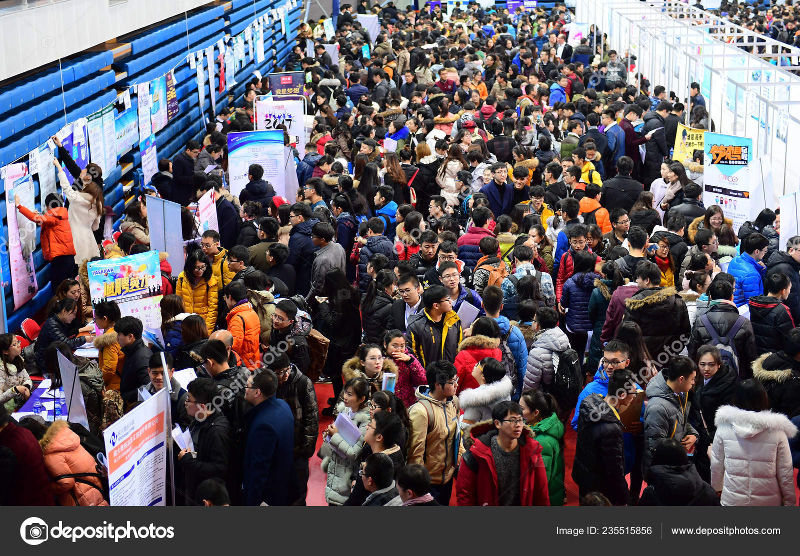 File Chinese Students Crowd Booths Seek Employments Job Fair ...