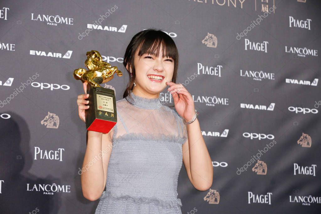 La actriz taiwanesa Vicky Chen posa con su trofeo de la mejor actriz de ...