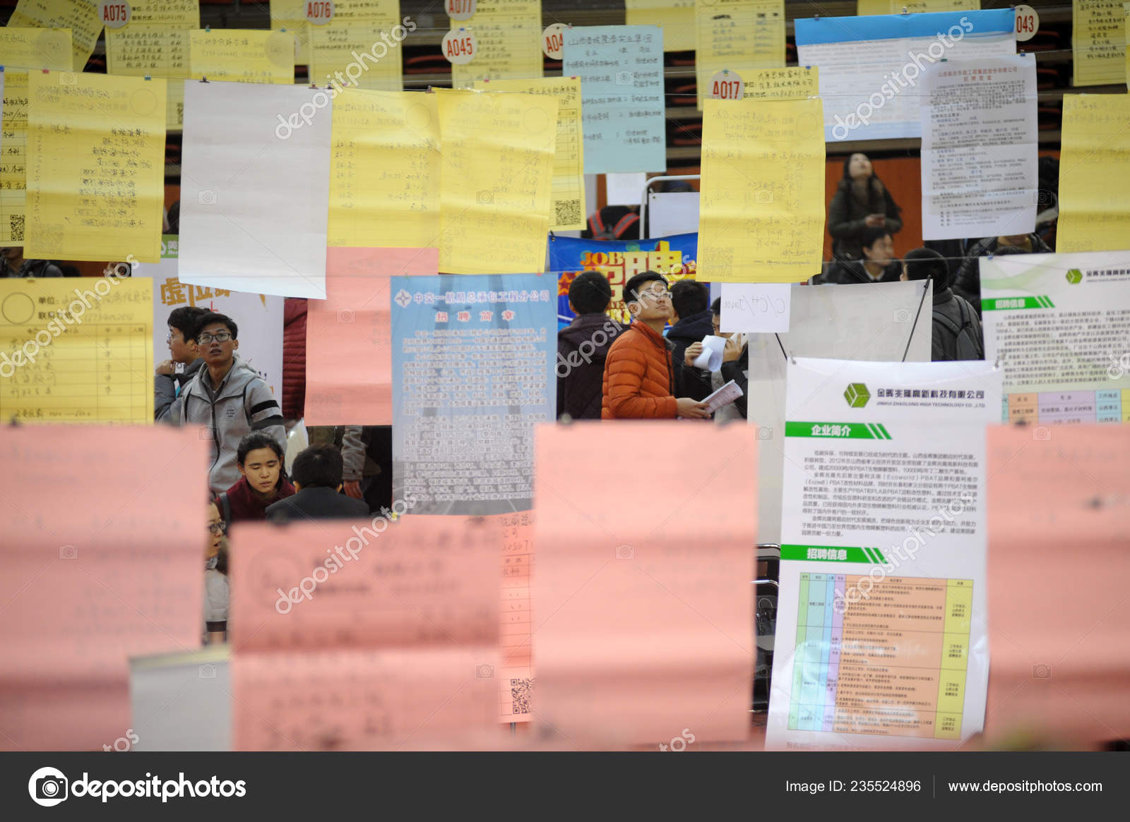 File Chinese Students Read Briefs Jobs Seek Employments Job Fair ...