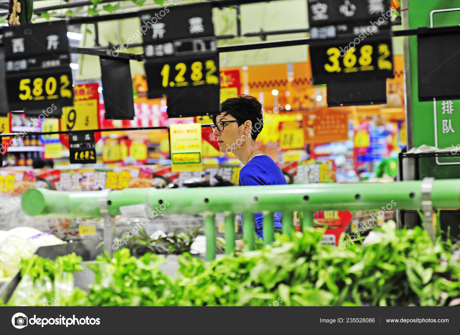 File Chinese Customer Shops Vegetables Supermarket Nanjing City East ...