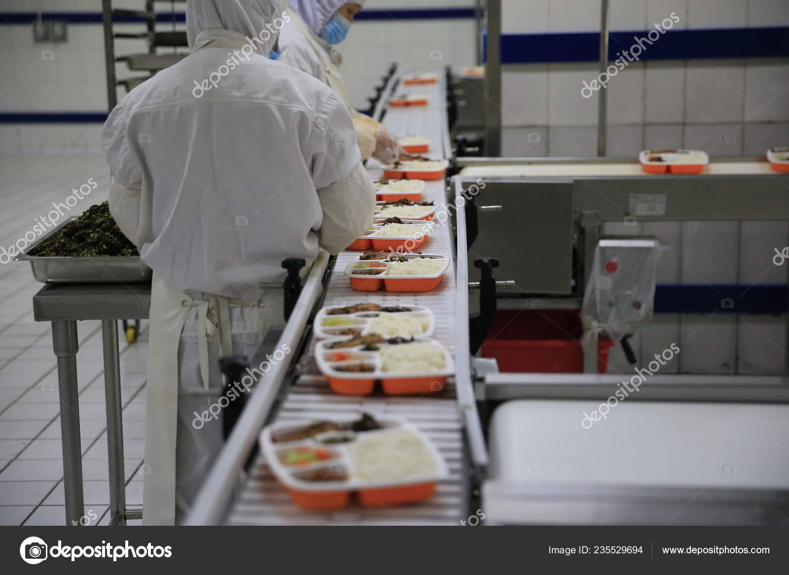 Chinese Workers Fill Lunch Boxes Food Production Line Food Processing ...