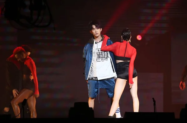 6,000,000+ imágenes de No pants dance couple libres de derechos ...