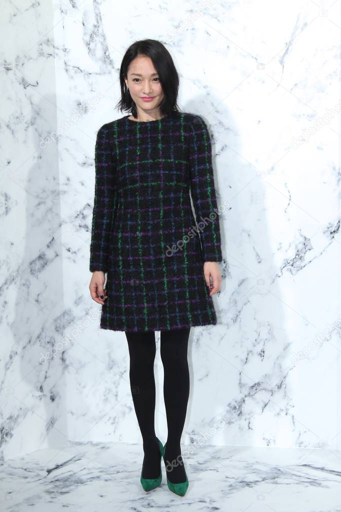 La actriz china Zhou Xun llega para el espectáculo Chanel Resort 2018 Collection en la ciudad de ...