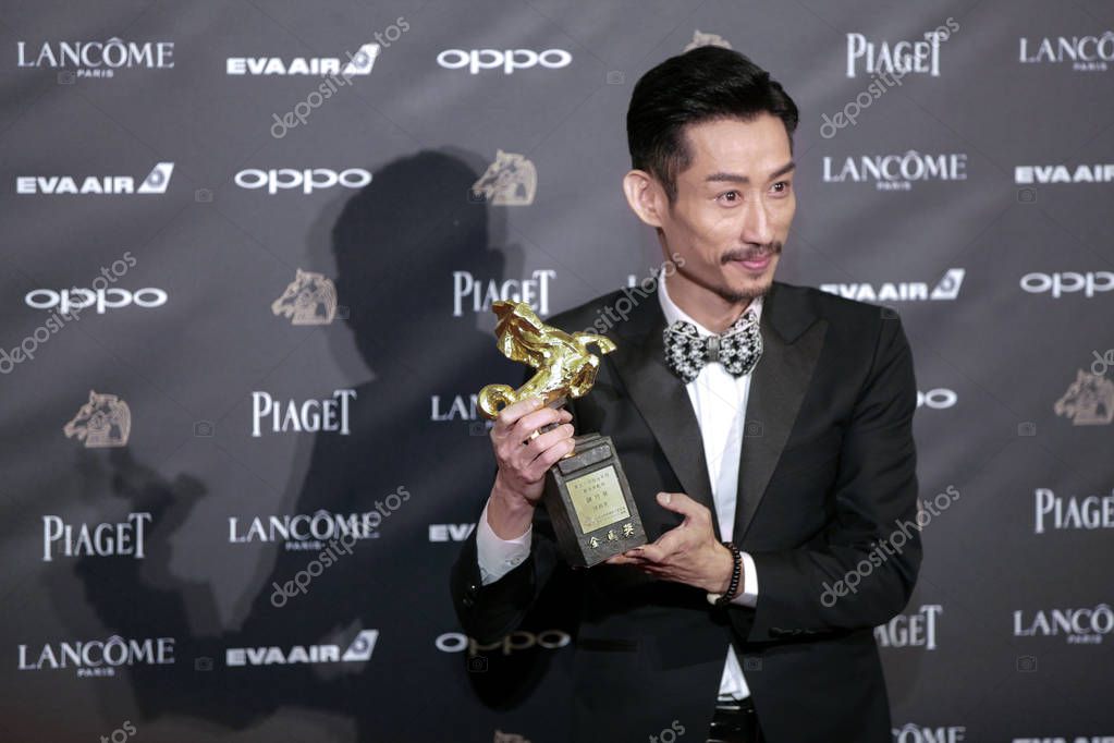 El actor taiwan s Chen Chu-sheng posa con su trofeo al Mejor Actor de Reparto por su papel en la ...