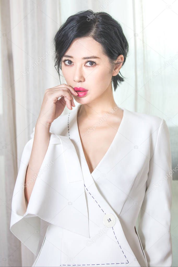 La actriz china Yu Nan posa para las fotos durante una entrevista exclusiva de Imaginechina en ...