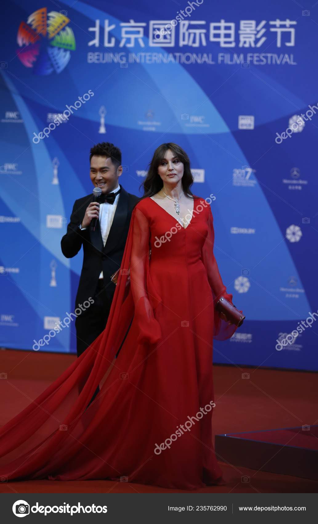 Actriz Modelo Italiana Monica Bellucci Derecha Llega Alfombra Roja Para ...