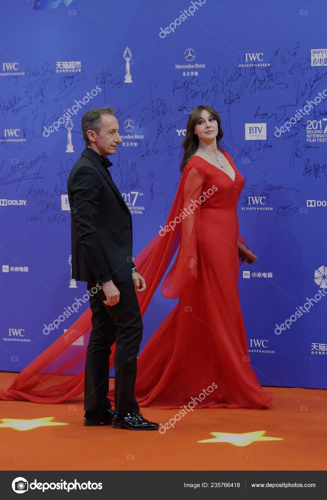 Atriz Italiana Modelo Monica Bellucci Direita Chega Tapete Vermelho ...