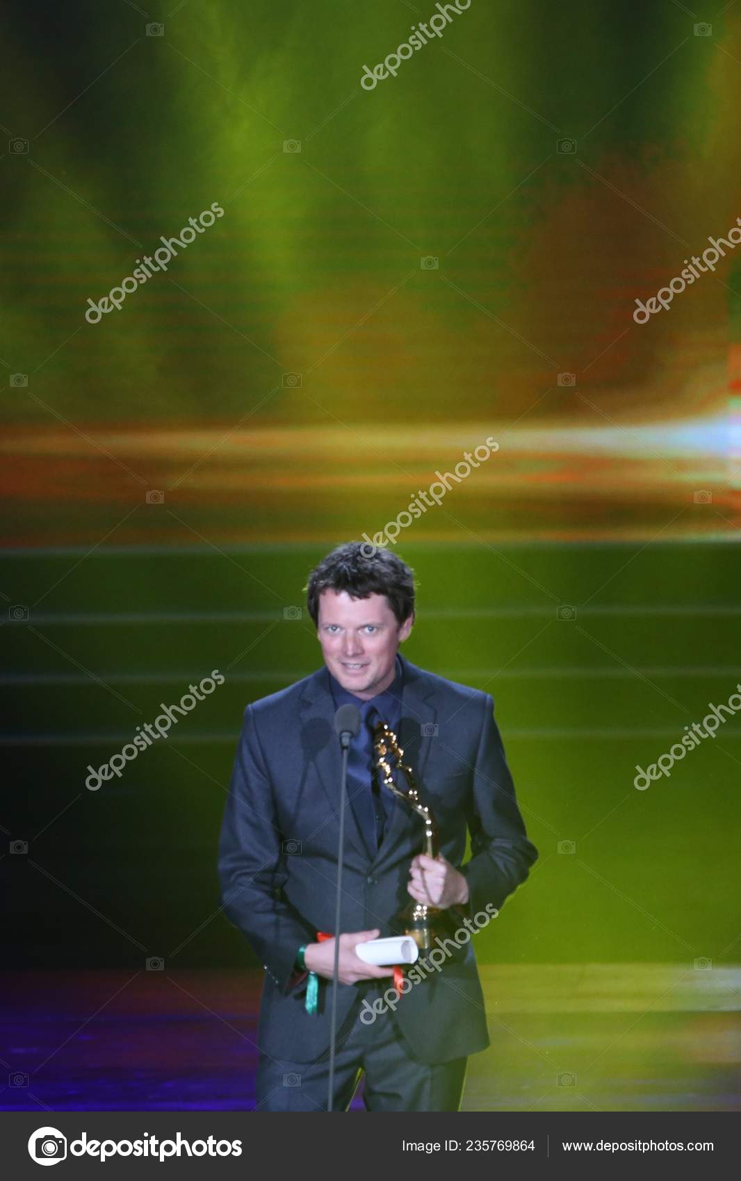 Director Cris Jones Posa Con Trofeo Después Ganar Premio Los — Foto ...