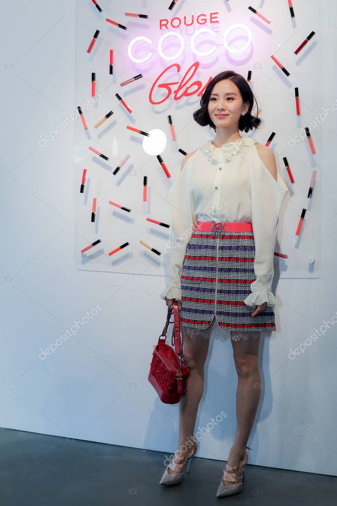 La actriz china Liu Shishi posa en un evento promocional para el Coco Chanel Café en West ...