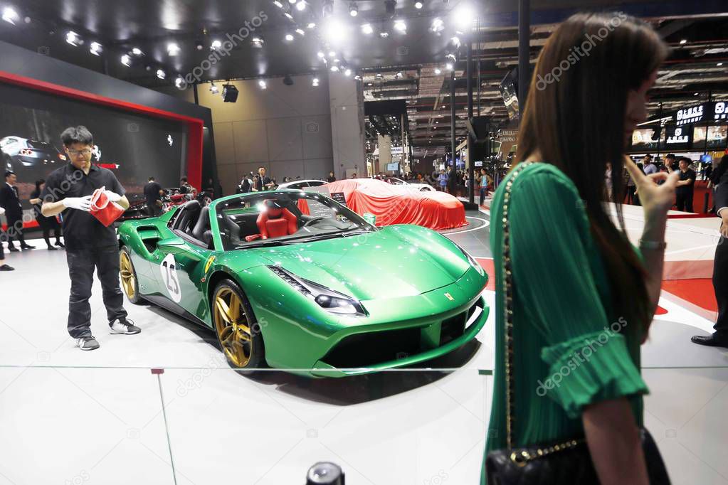 Un Ferrari 488 Spider se exhibe durante la 17ª Exposición Internacional ...