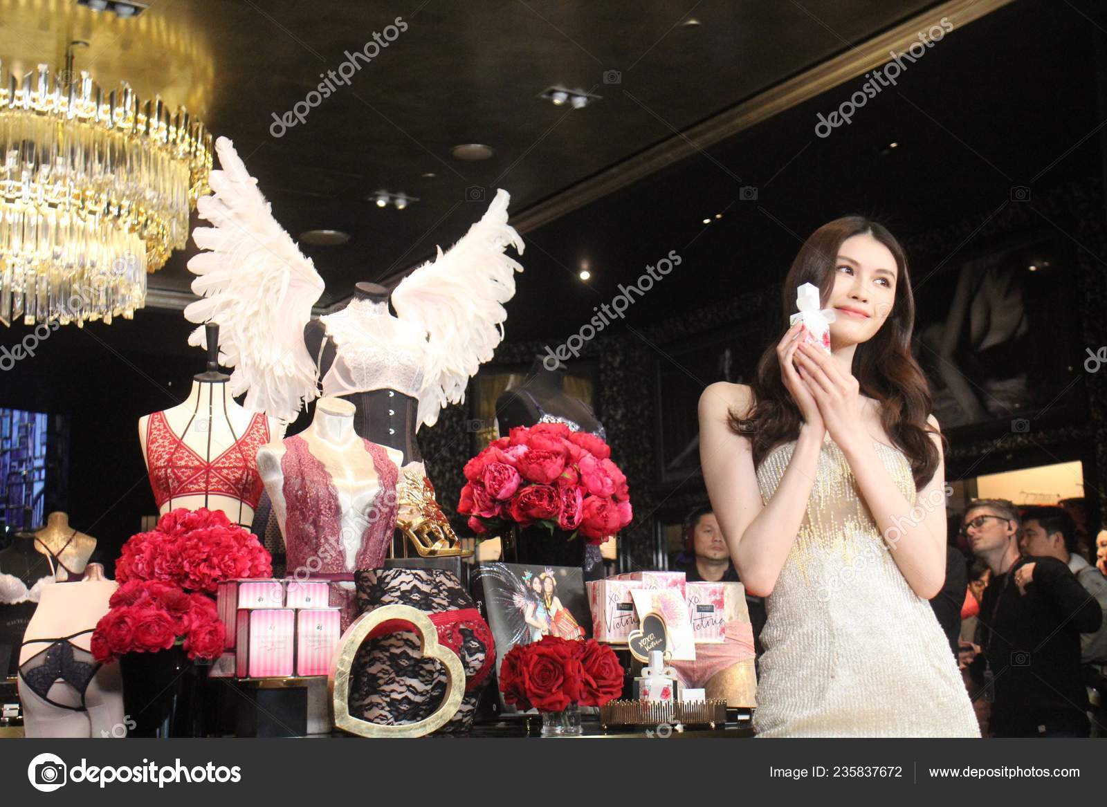 Chinese Model Sui Poses Opening Ceremony China's First Victoria's ...