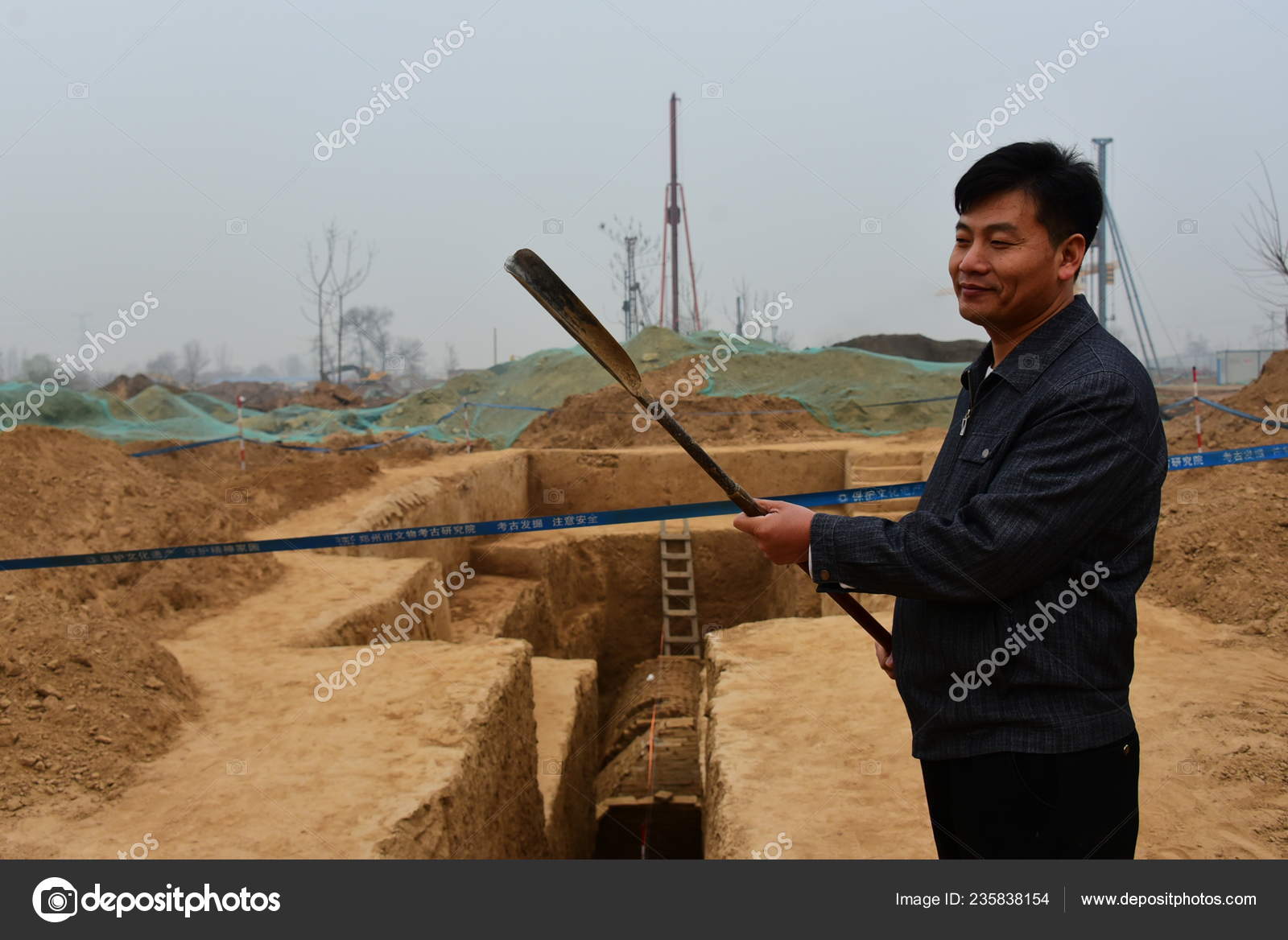 Chinese Archaeologist Shows His Tool Unearth Coffin Chamber Containing ...