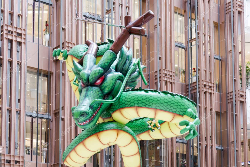 Una escultura de 10 metros de altura del dragón Shenlong se exhibe ...