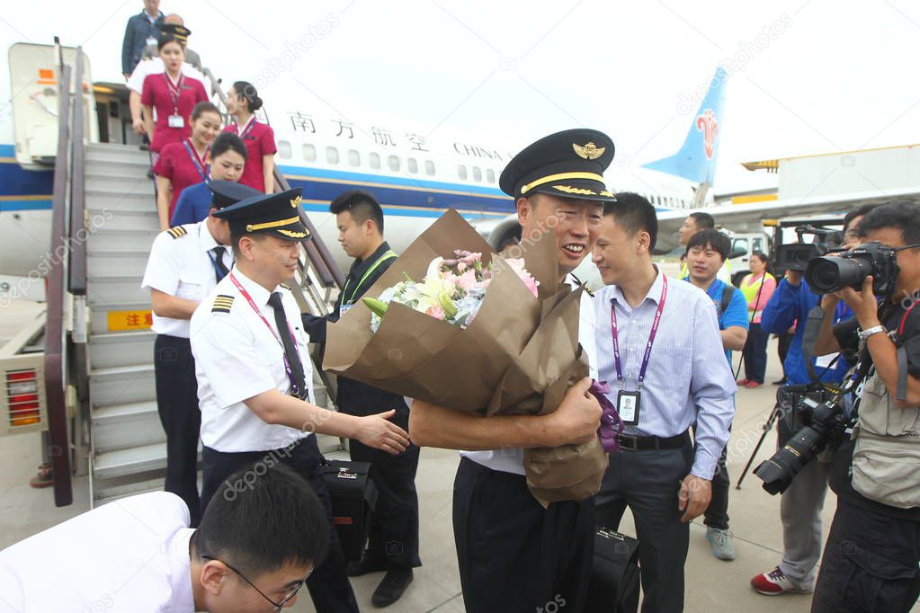 Los miembros de la tripulación de vuelo deplane son bienvenidos después ...