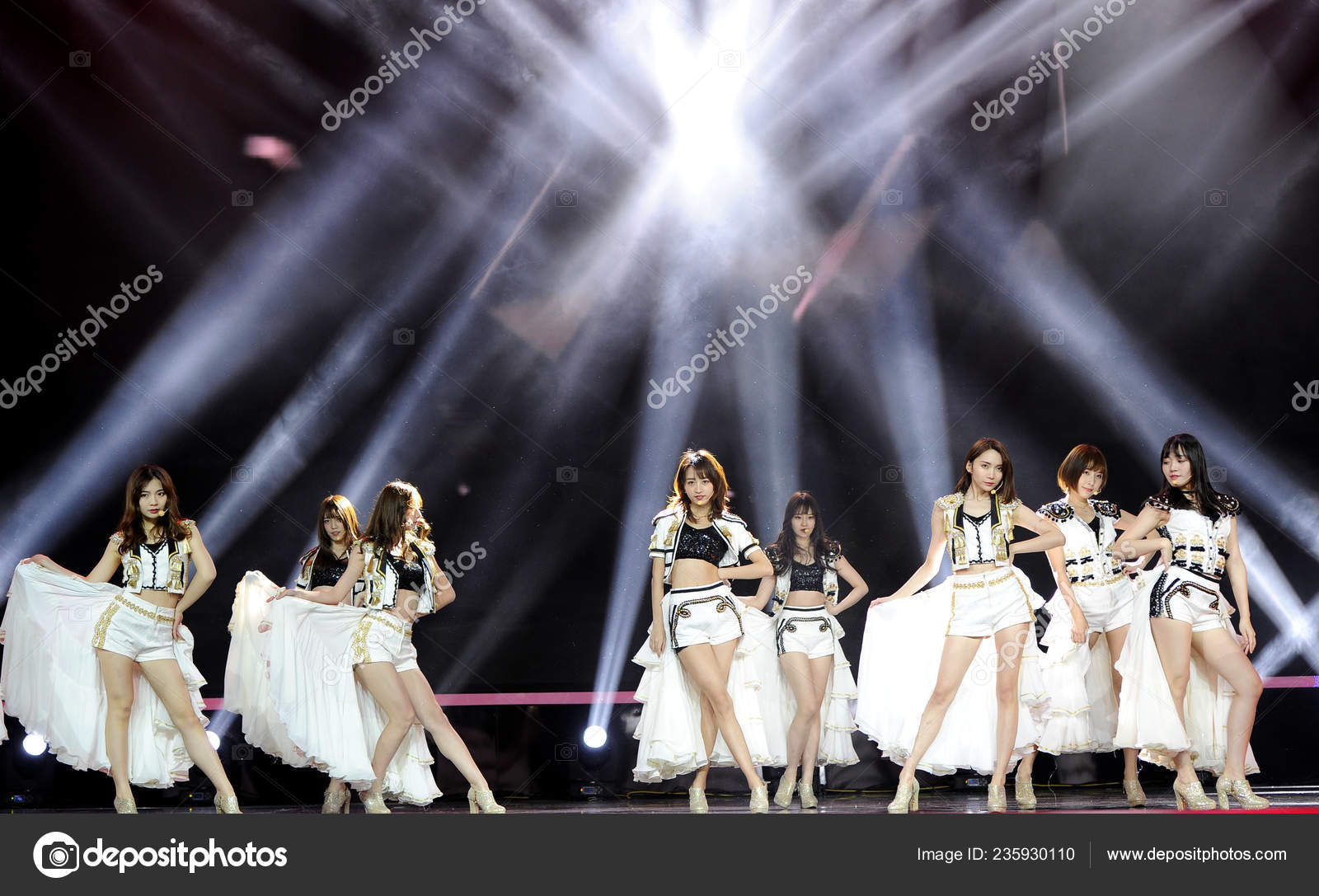 Miembros Del Grupo Femenino Chino Snh48 Presentan Durante Los Premios ...