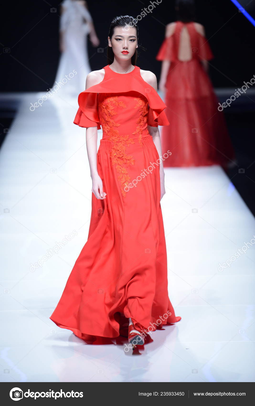 Model Displays New Creation Asahi Kasei Chinese Fashion Designer ...