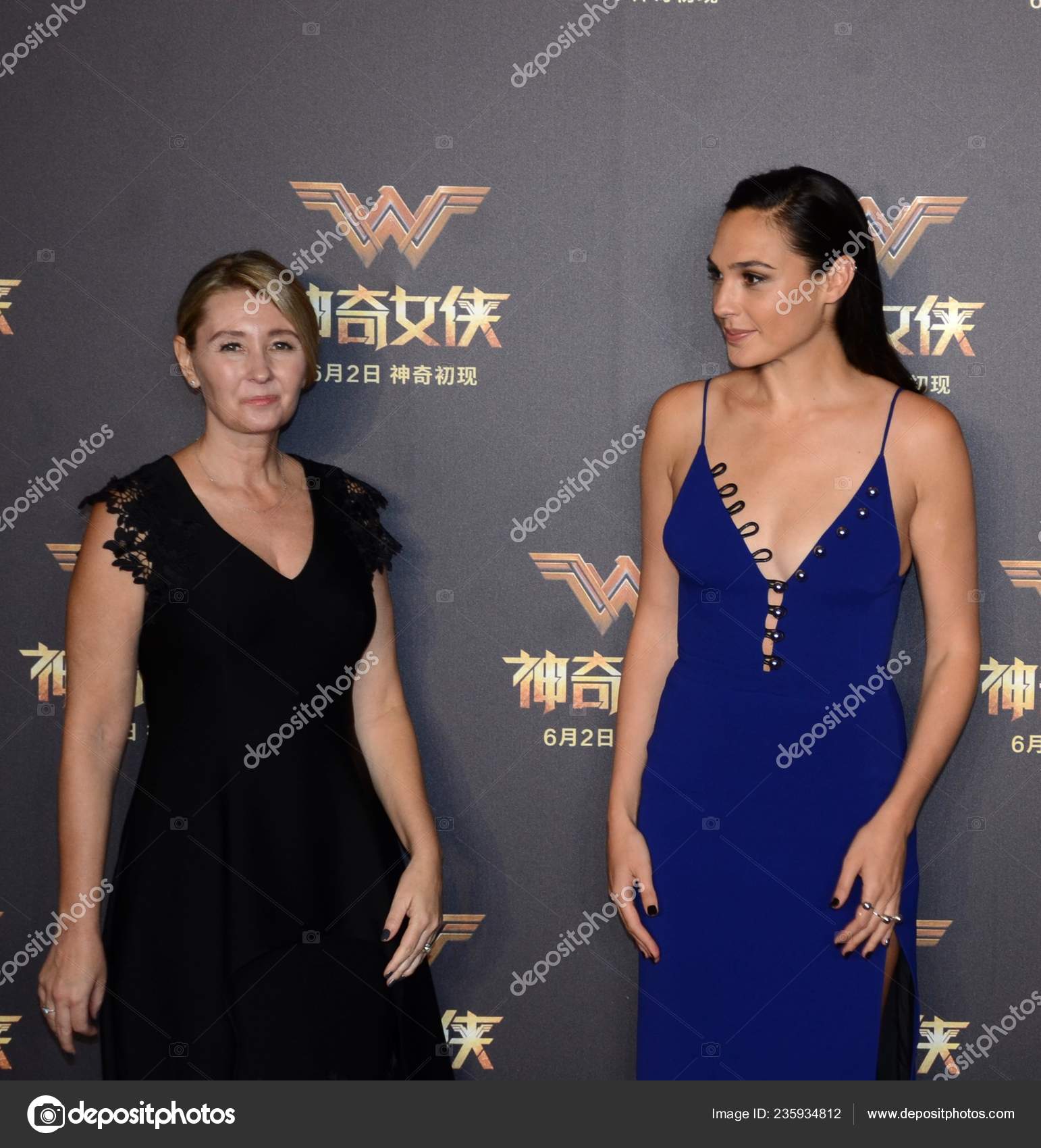 Israeli Actress Model Gal Gadot Right Poses She Arrives Premiere — Stock Editorial Photo