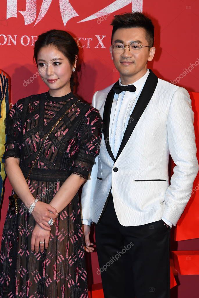 La actriz taiwanesa Ruby Lin, izquierda, y el actor y director Alec Su posan en el estreno de su ...