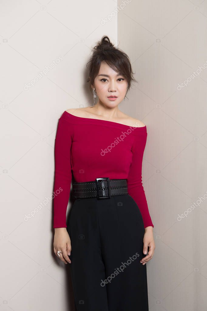 La actriz china Yan Ni posa para fotos de retratos durante una entrevista exclusiva de ...
