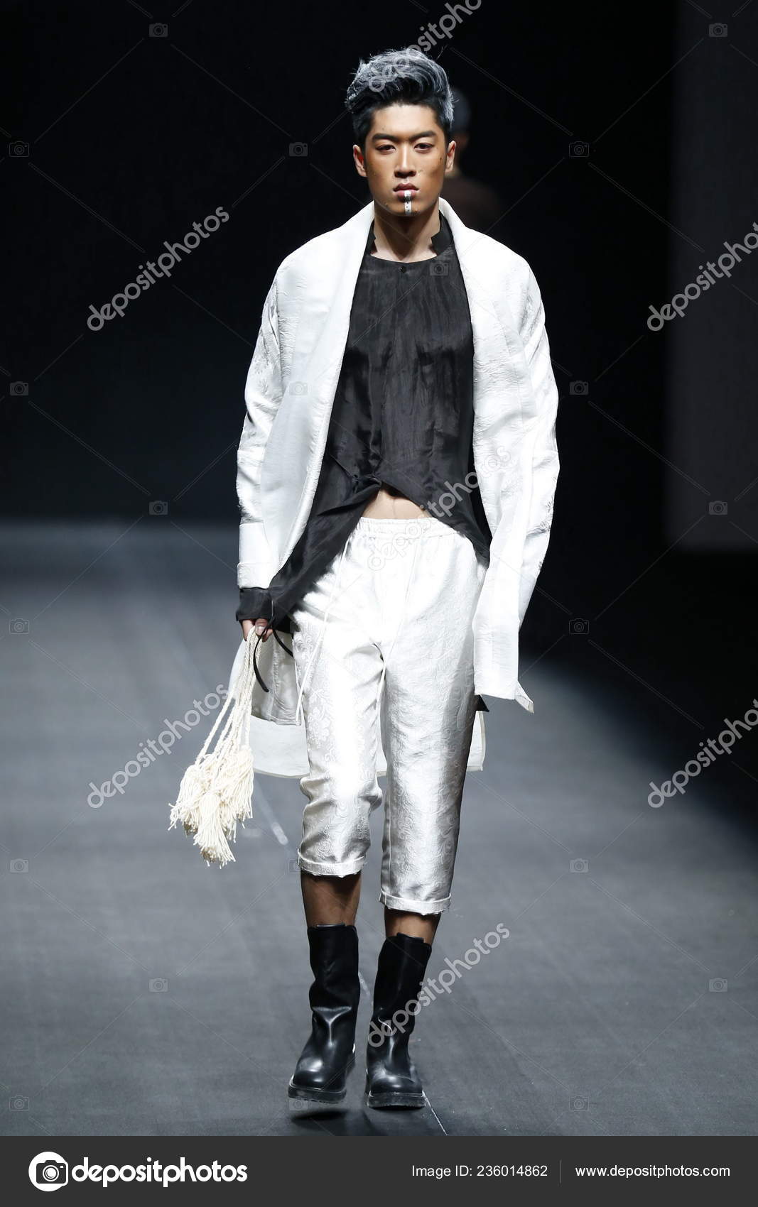 Model Displays New Creation Fashion Show Namo China Fashion Week ...