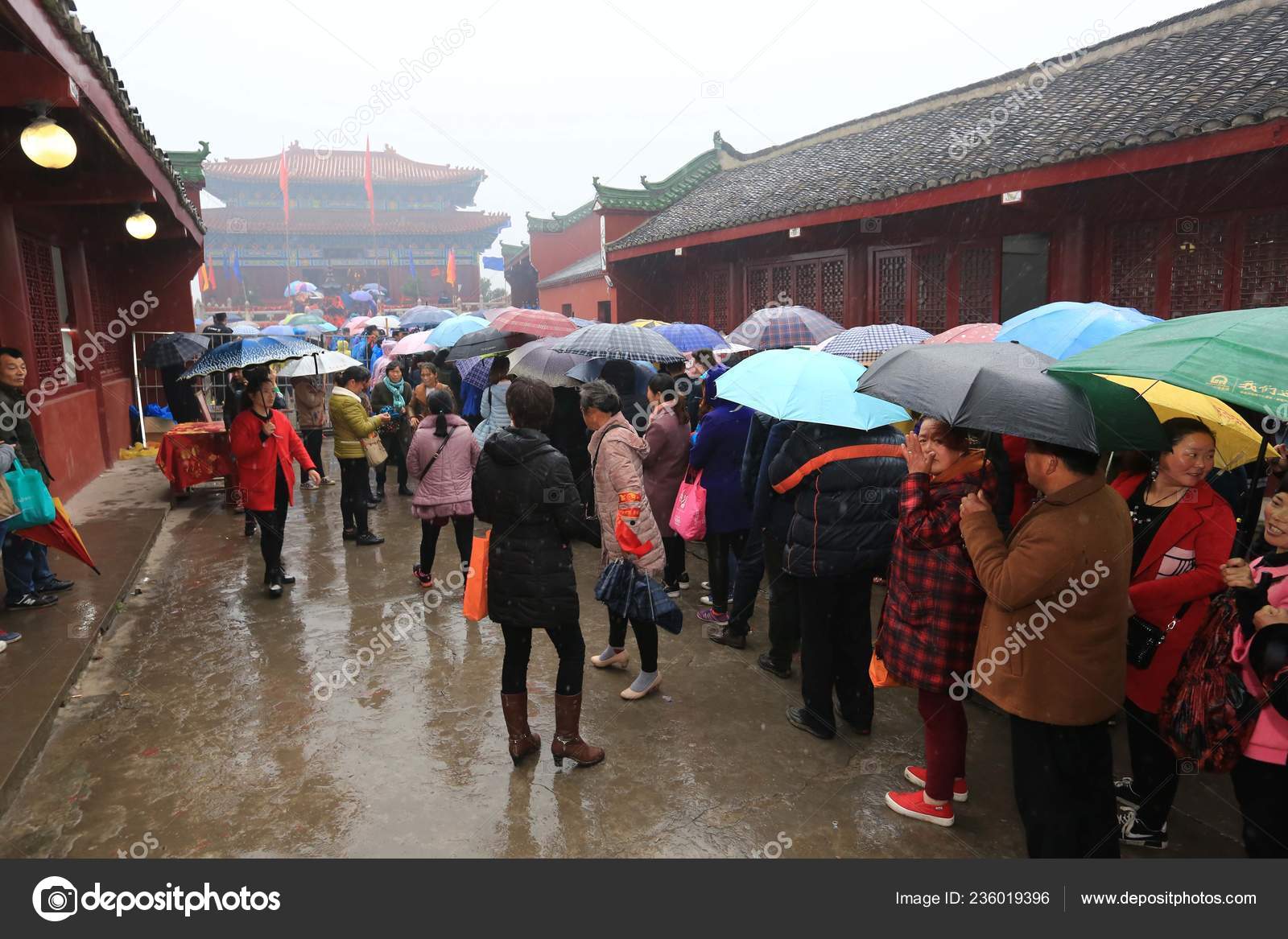 Chinese Worshippers Queue Zhenwu Mountain Mark Sanyuesan Festival Lunar ...
