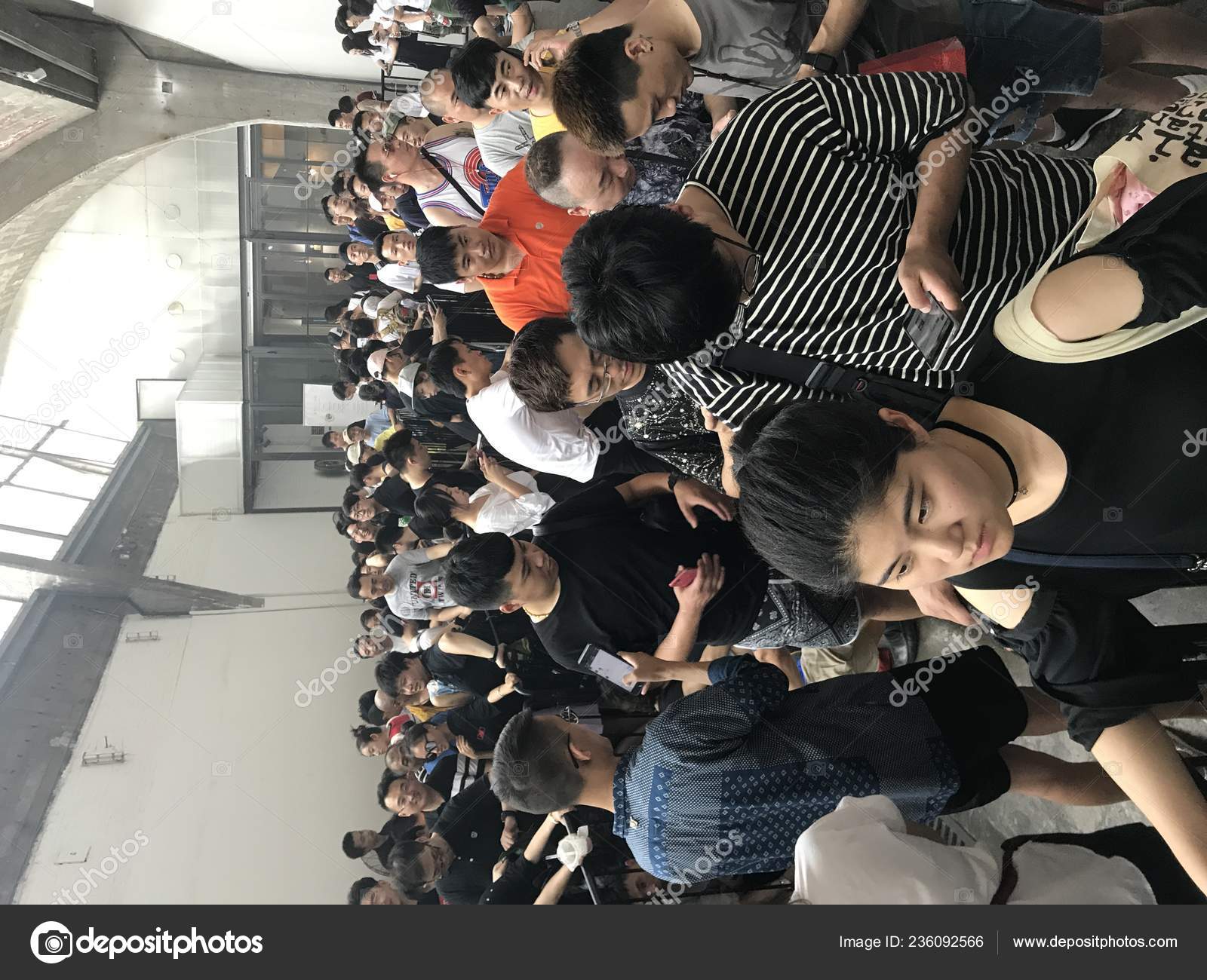 Customers Queue Front Boutique Louis Vuitton Selling New Louis Vuitton ...