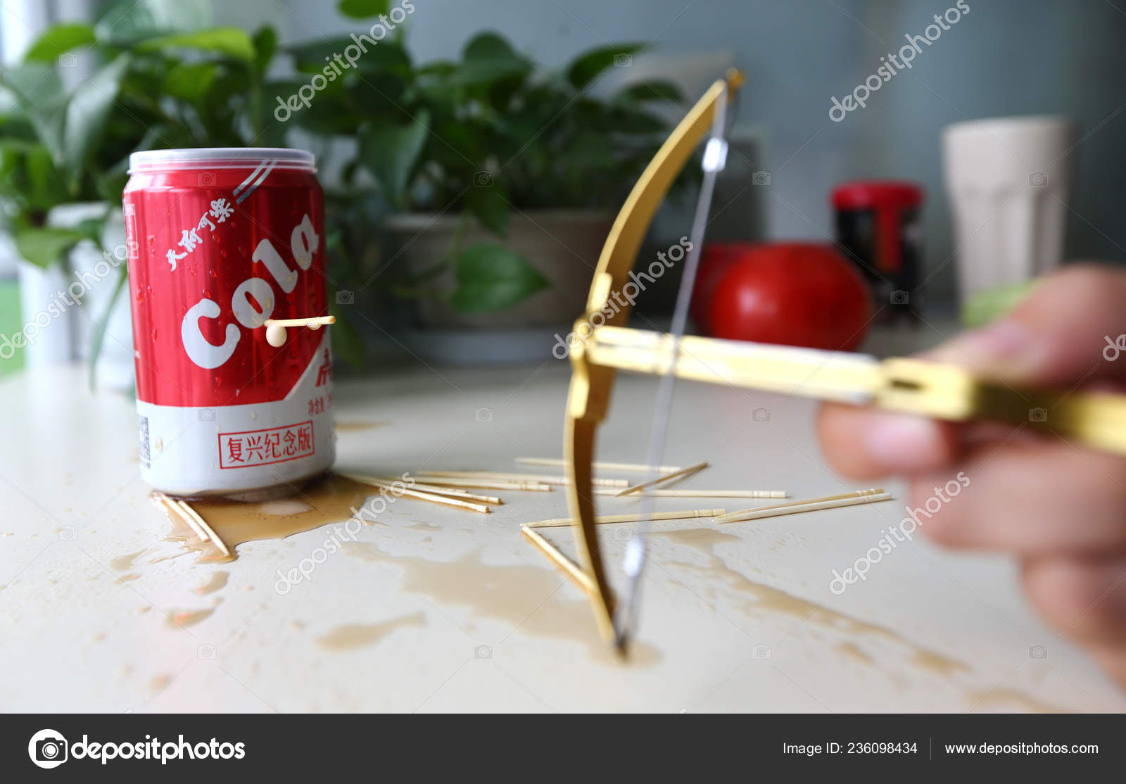 Man Uses Toothpick Crossbow Uses Toothpicks Arrows Pierce Can Chengdu ...