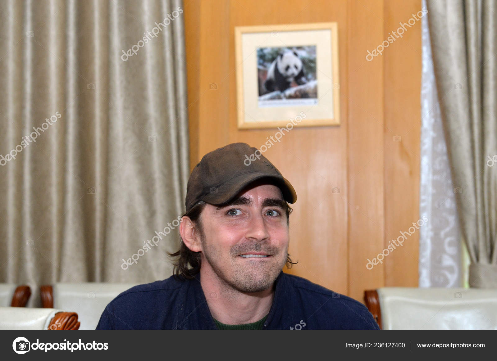American Actor Lee Pace Pictured Chengdu Research Base Giant Panda ...
