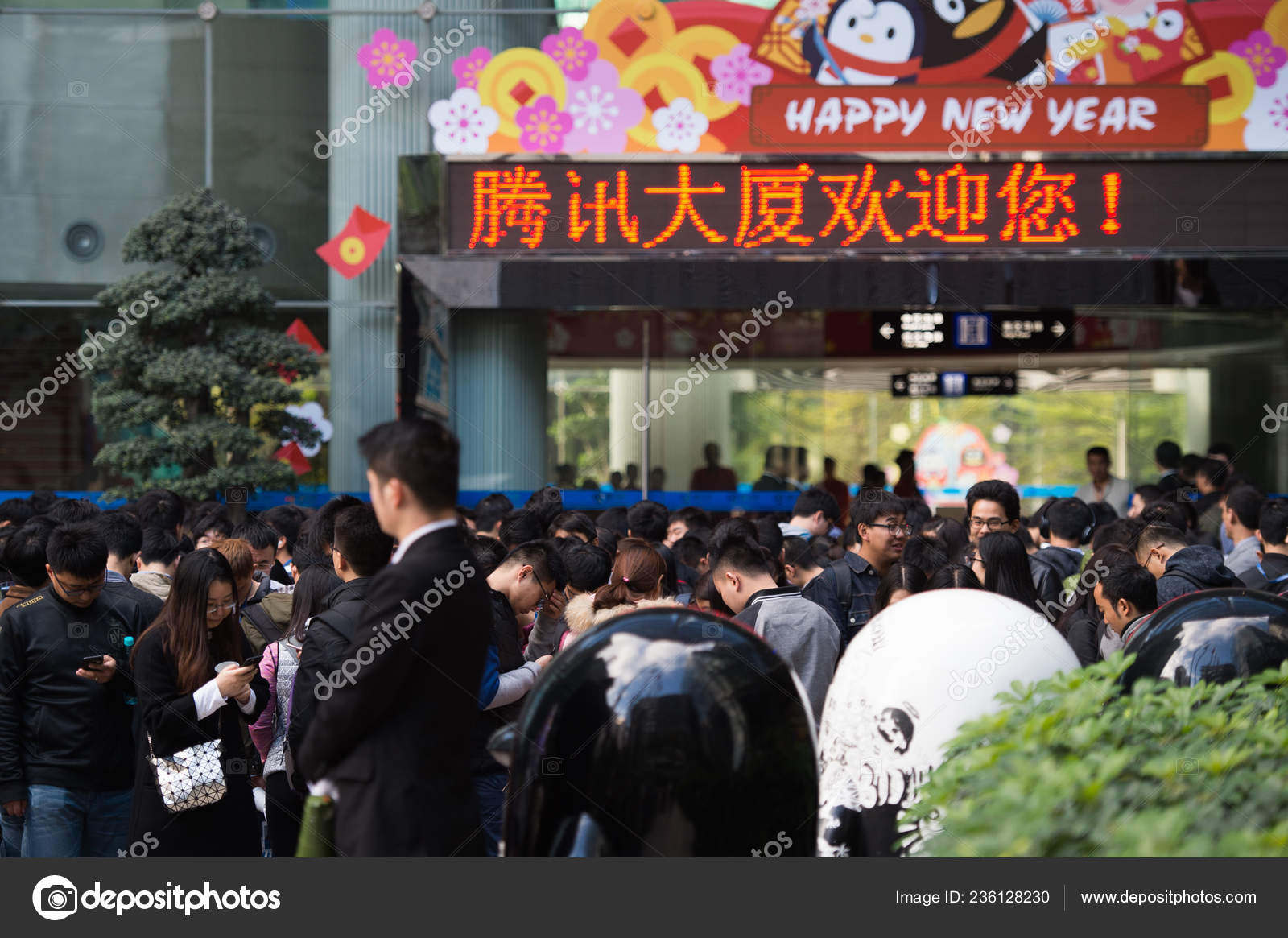 Employees Chinese Internet Giant Tencent Queue Get Hongbao Red ...