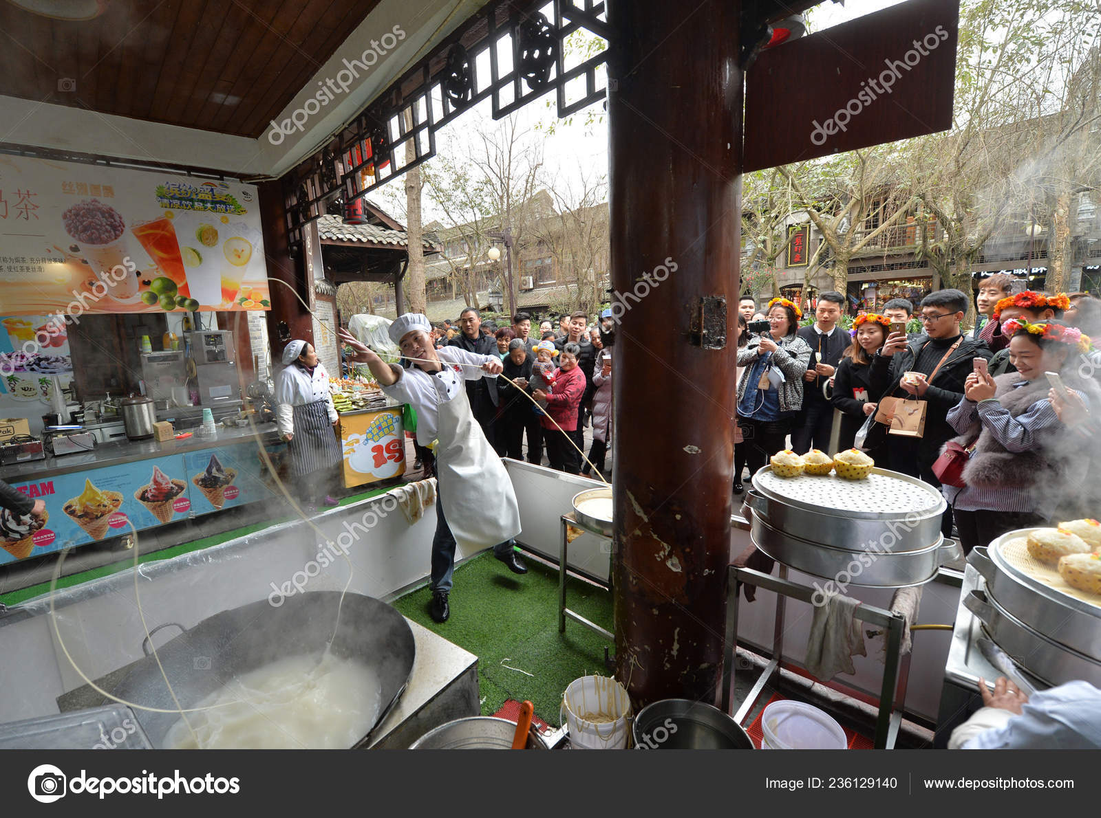 Year Old Chinese Man Tian Pulls One Strand Noddle Boiling – Stock ...